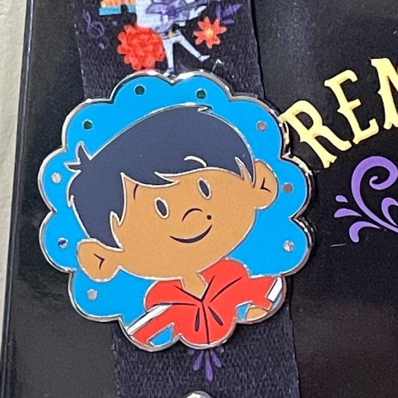 Disney | Jewelry | Nwt Disney Parks Pixar Coco Pin Trading Starter ...